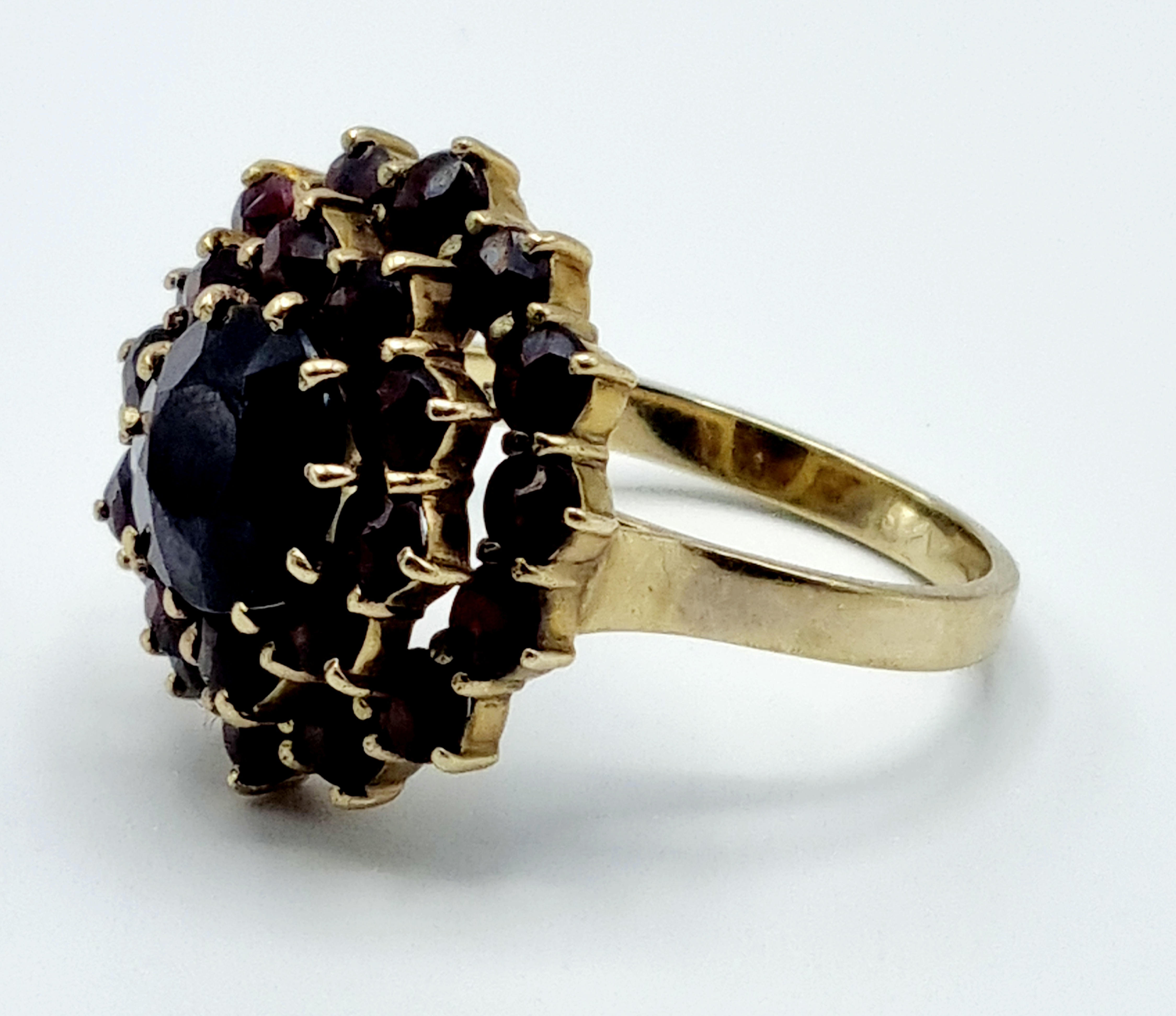 915. Gouden ring met granaat