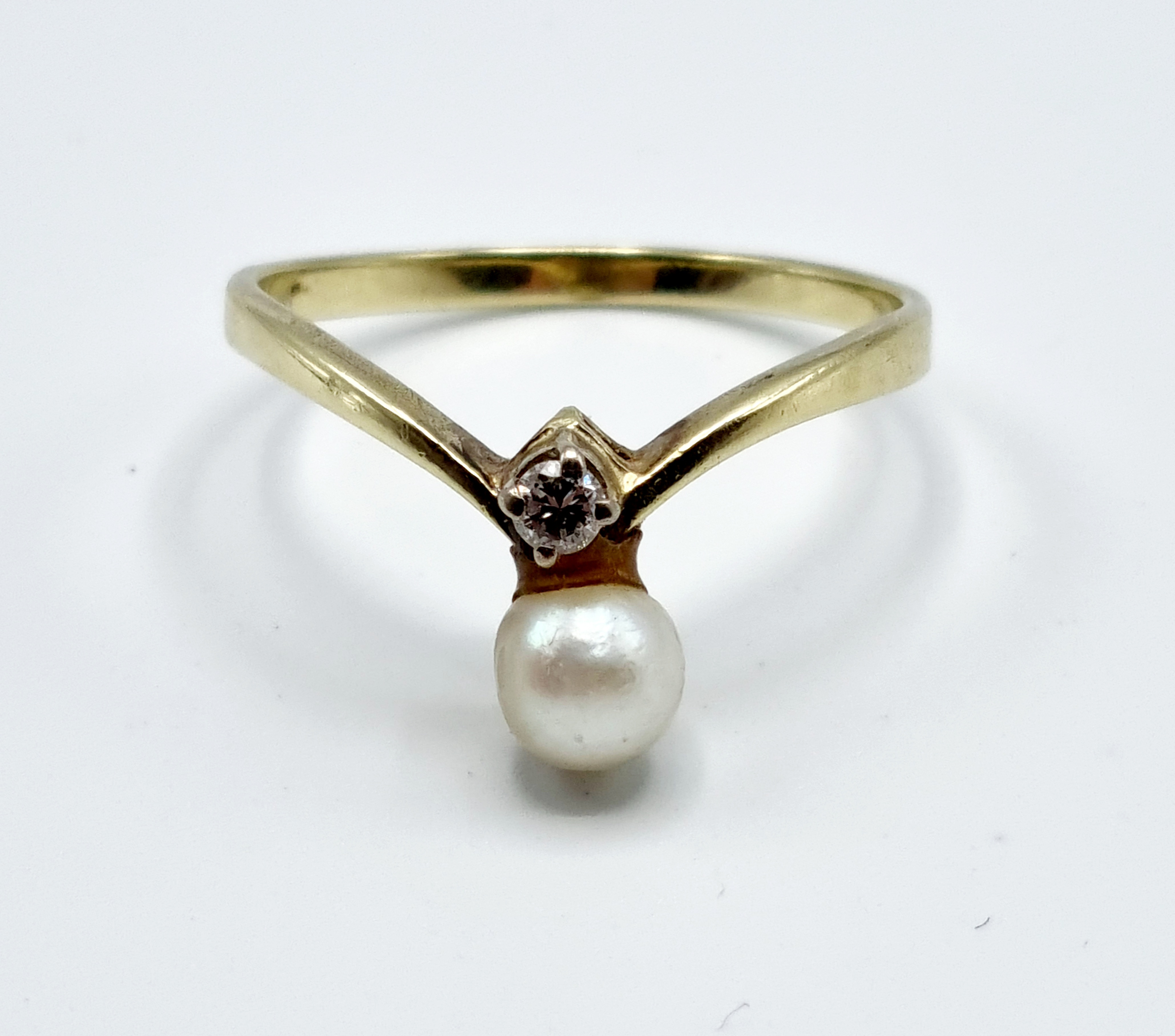 918. Gouden ring met diamant en parel